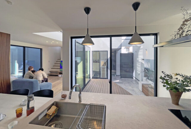 中庭のあるコの字の家のデメリット解消方法｜日当たり、メンテナンス、断熱性・耐震性、間取りなど - 「優美」な暮らしを叶える注文住宅・設計事務所ならスムトコ