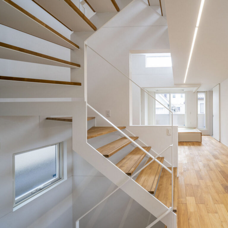 スケルトン階段の実例（折り返しがあるデザイン）｜メリット・デメリット、価格も確認 - 「優美」な暮らしを叶える注文住宅・設計事務所ならスムトコ