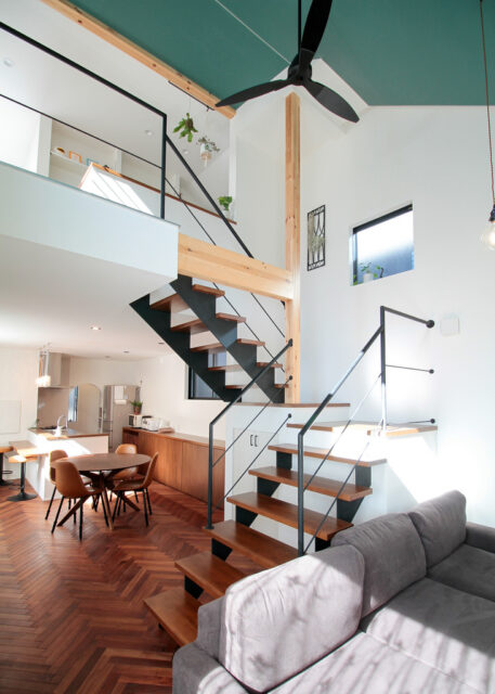 スケルトン階段の実例（折り返しがあるデザイン）｜メリット・デメリット、価格も確認 - 「優美」な暮らしを叶える注文住宅・設計事務所ならスムトコ