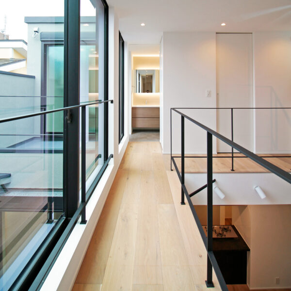 【吹き抜けに窓】おしゃれな3つの事例紹介│掃除などポイントや注意点、メリット・デメリットも解説 スムトコのコラム - sumutoco