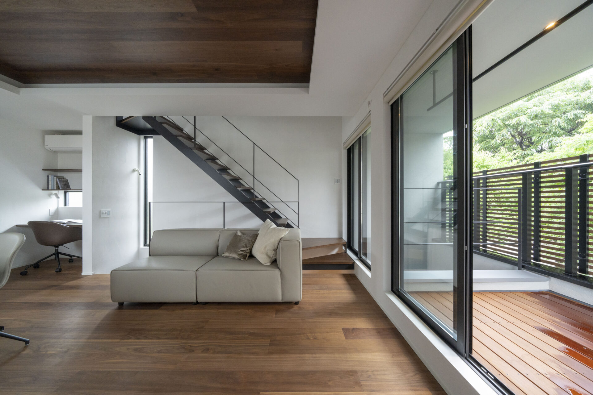 【間口が狭い家】外観・内装、間取りの事例紹介│メリット・デメリットと対策についても解説 - 「優美」な暮らしを叶える注文住宅・設計事務所ならスムトコ